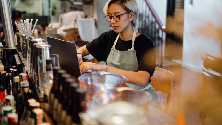 How to prepare your restaurant for an online ordering system | UEAT